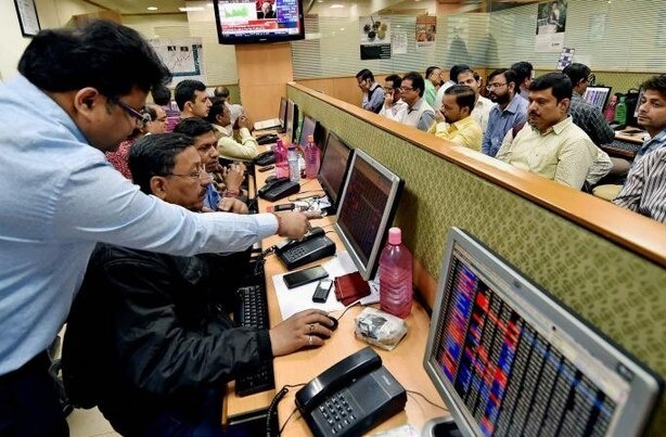 Markets tank in early trade dragged by Reliance, Kotak Mahindra Bank ...