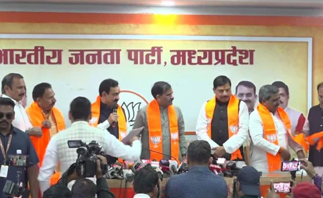 Kamal Nath's close aide, various other MP Congress functionaries join BJP