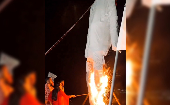 SFI leader, members booked for burning effigy of Governor Khan