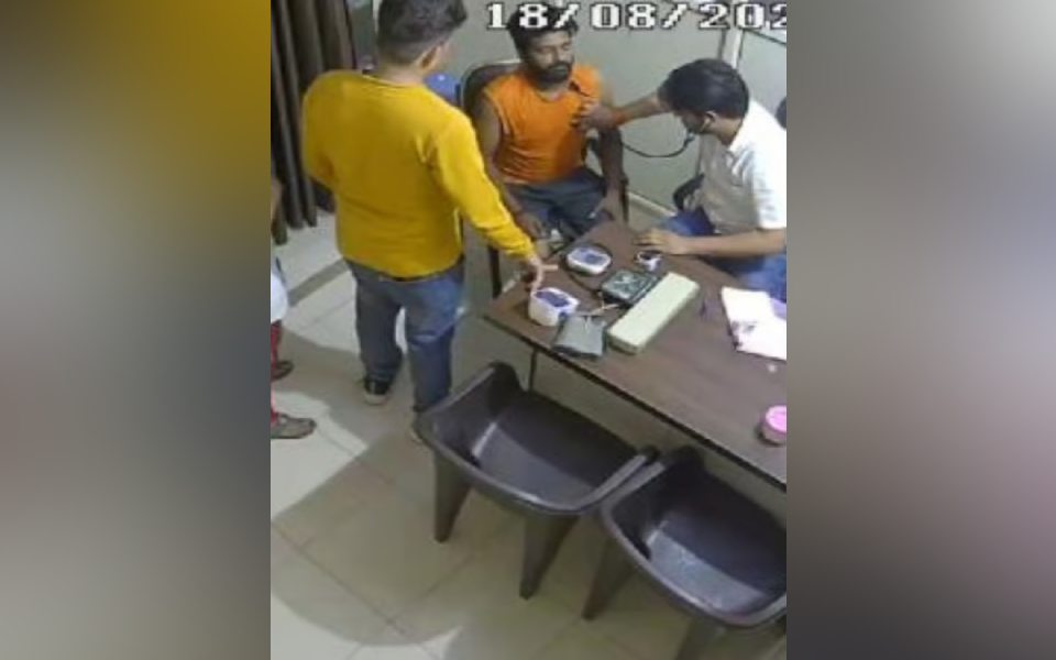 Auto driver dies during medical examination at Indore hospital, video ...