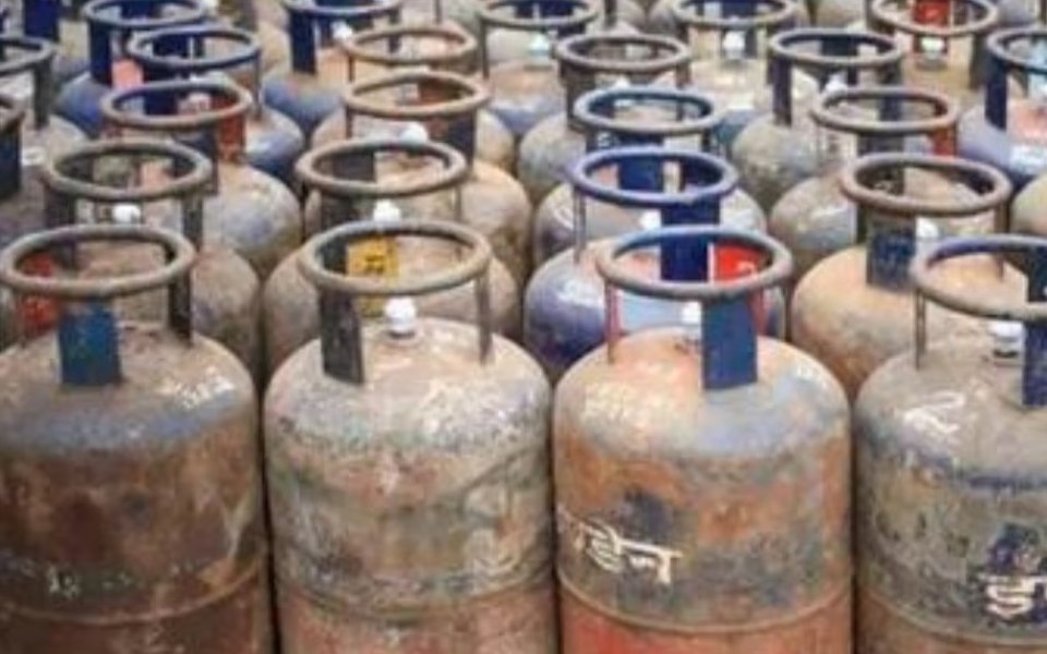 Commercial LPG rate cut by Rs 39.50 per 19-kg cylinder