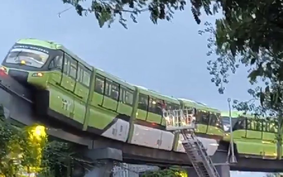 Mumbai Monorail train stuck between two stations due to power failure