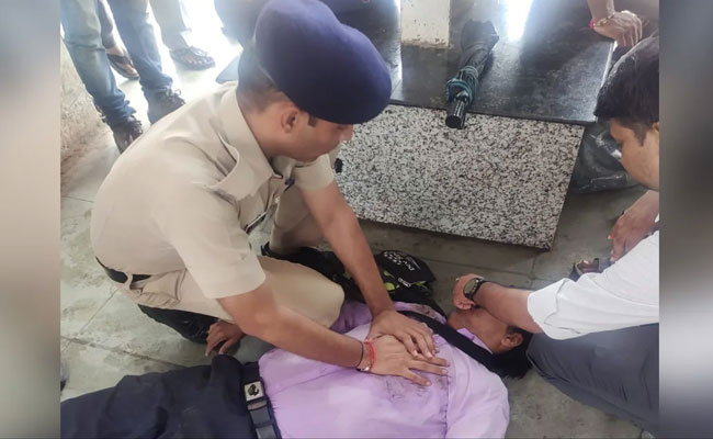 Mumbai: RPF cop saves passenger's life at Kurla station by giving CPR