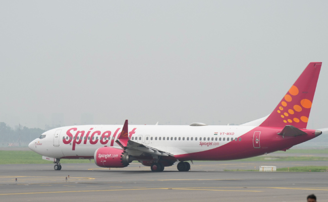 Two SpiceJet passengers try to enter cockpit forcefully, offloaded at ...