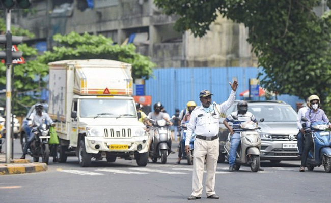 After viral bribery video, 40 traffic cops transferred at one go in Thane