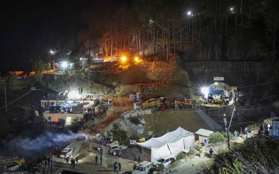 Drilling at Silkyara tunnel halted, operation to evacuate trapped ...