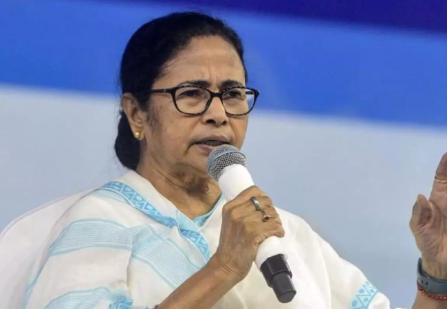 Doctors advise Mamata 10 days' rest, restricted movement after knee injury