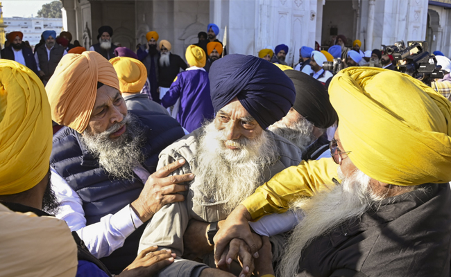 Man tries to shoot SAD leader Sukhbir Badal outside Golden Temple, nabbed
