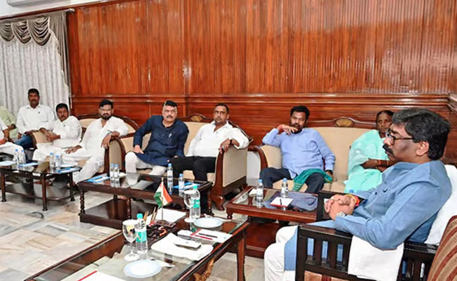 Soren reaches CM residence in Ranchi; chairs meeting of ruling alliance ...