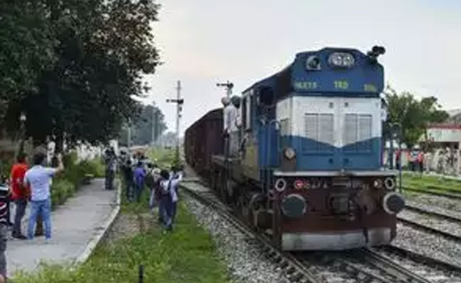 Woman injured after jumping from moving train to catch mobile snatcher