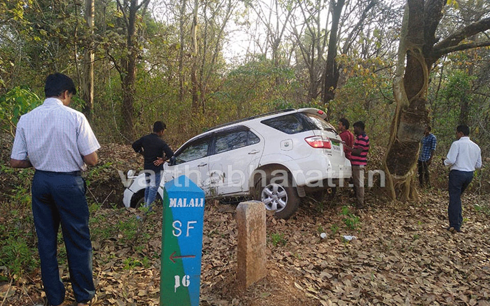 Sagar: Narrow escape for BJP MLA Haratalu Halappa in road accident